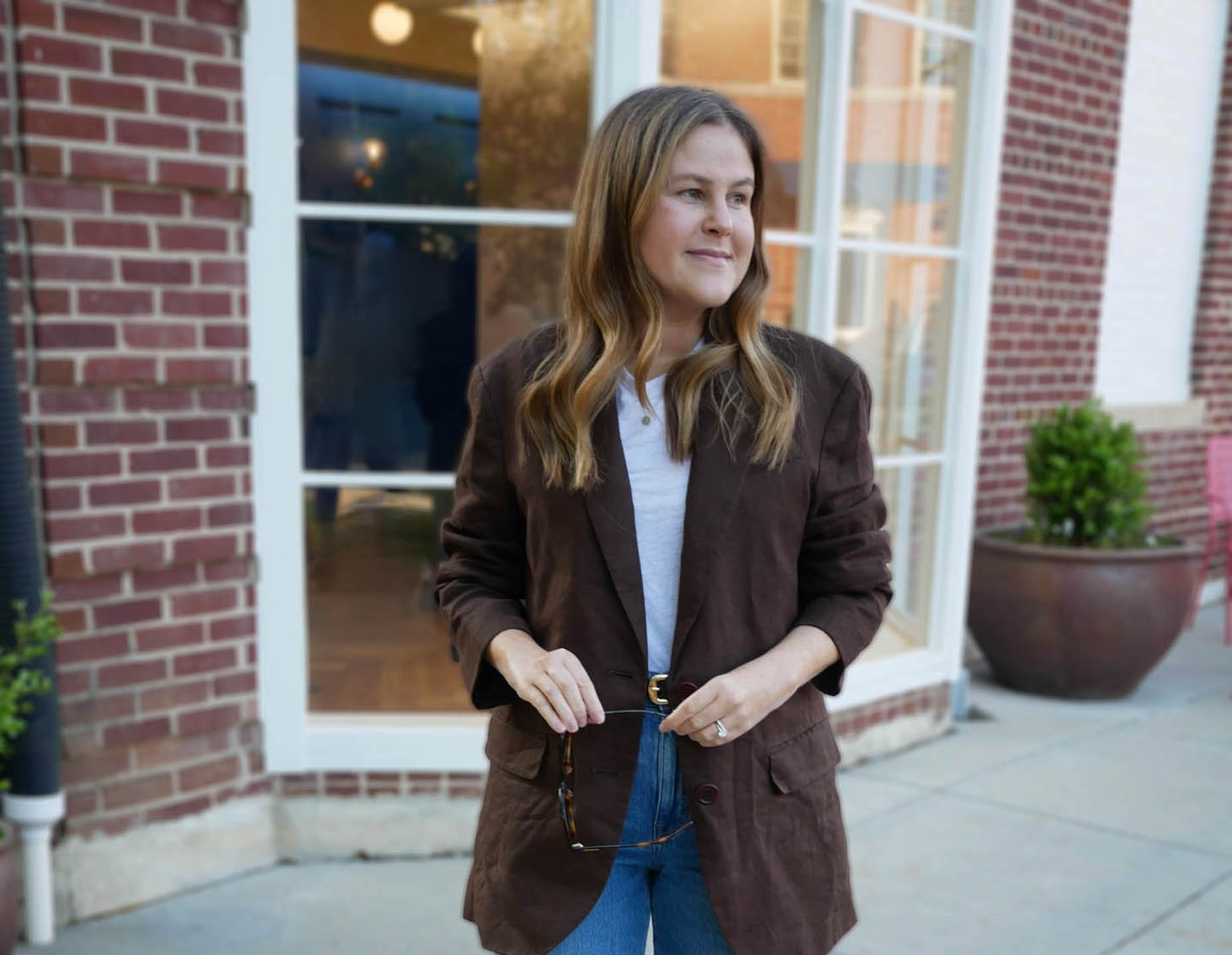 Tips on Styling a Brown Linen Blazer Outfits During Spring